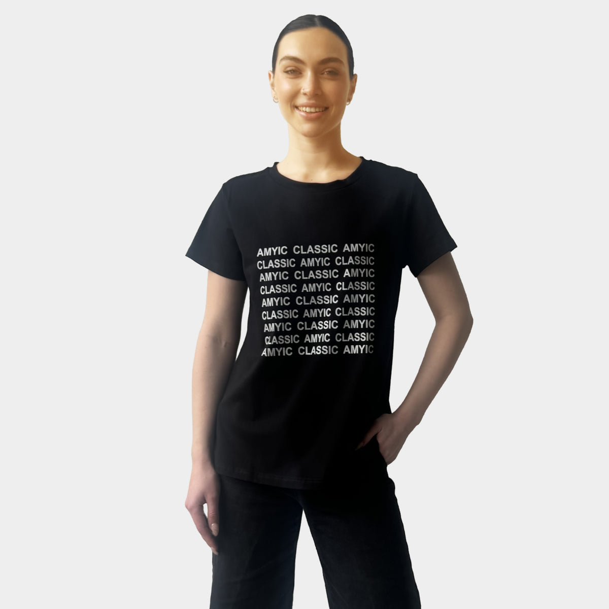 AM23699 SIGNATURE TEE – Amyic