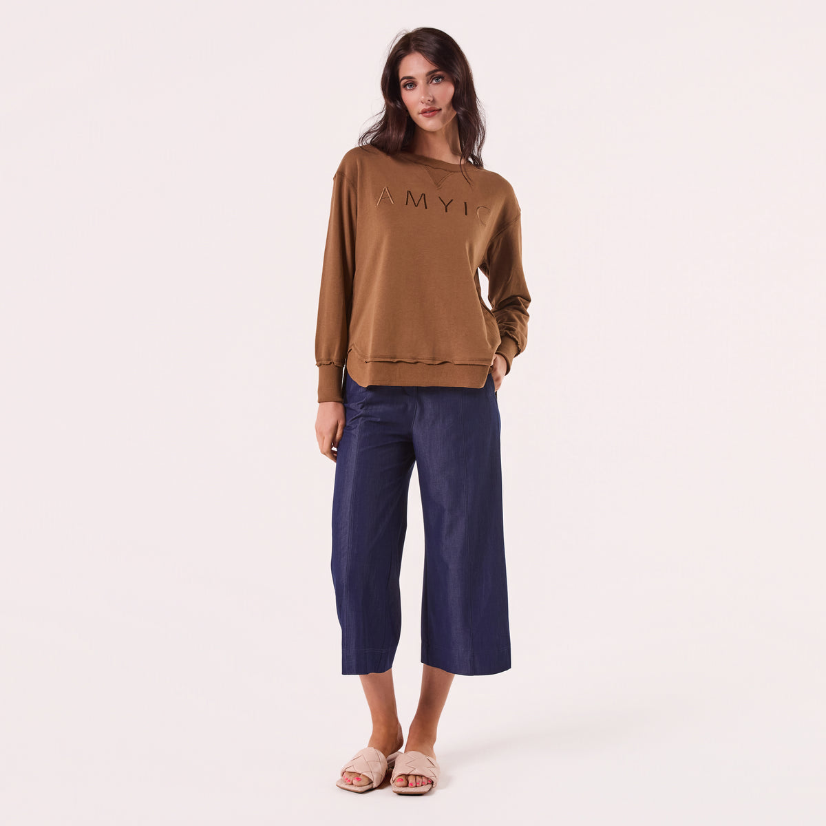 AM022161 MOCHA EMBROIDERY SWEATSHIRT – Amyic